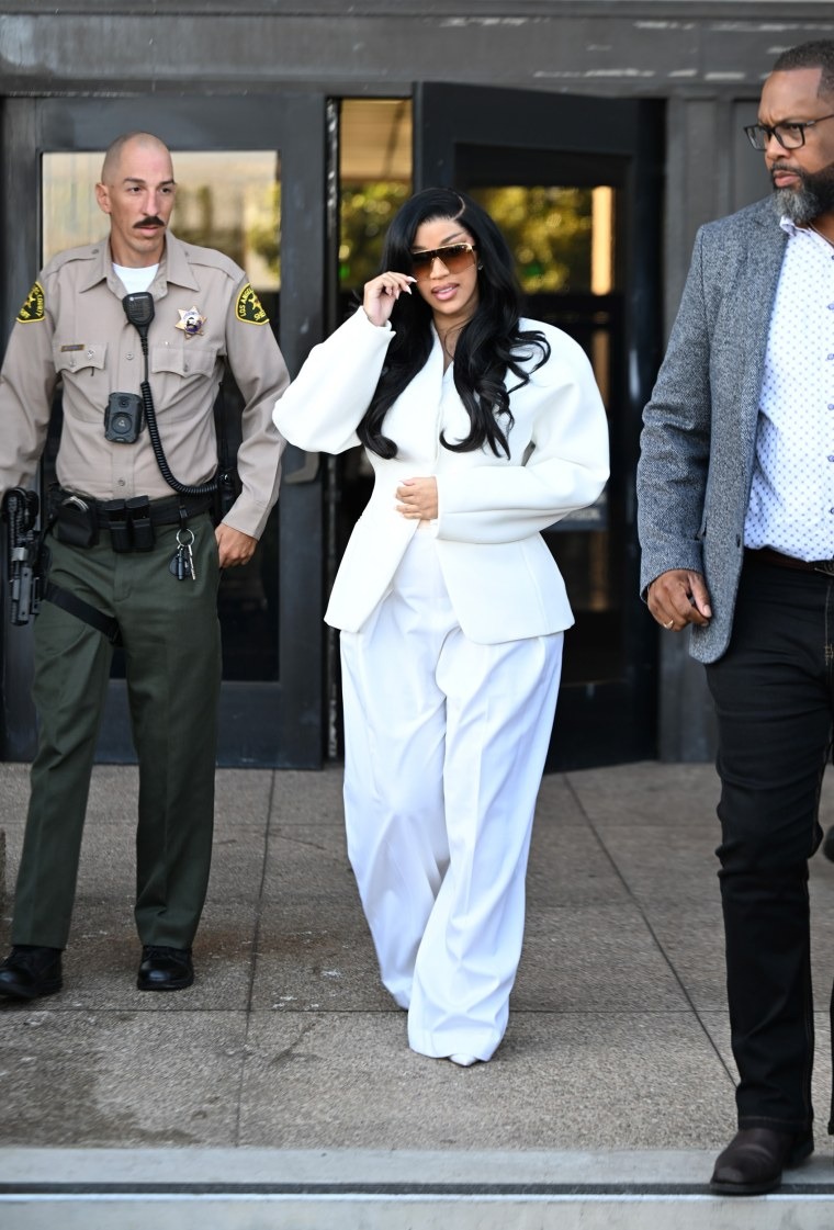 Thứ viral thứ 2 trong phiên tòa "mắc cười" của Cardi B