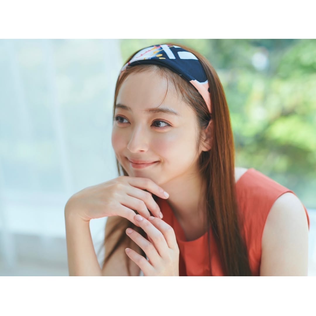 Thiên thần nước Nhật giống cả Lưu Diệc Phi và Địch Lệ Nhiệt Ba, visual hiện tại ra sao?