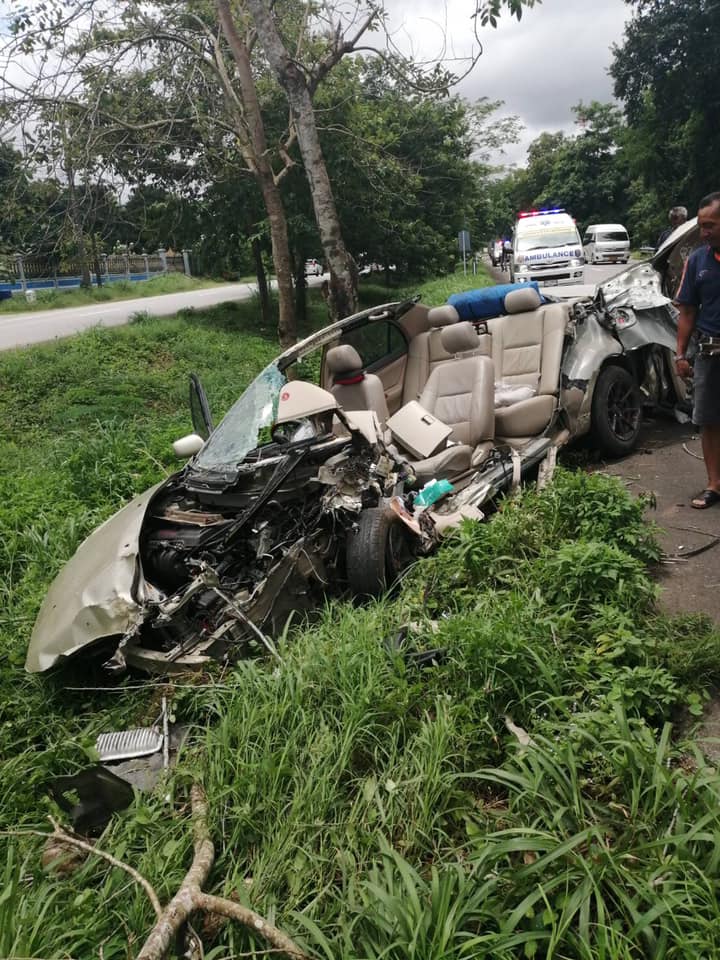 Đâm vào gốc cây, Toyota Corolla Altis bị bạt cả nóc, biến thành xe mui trần