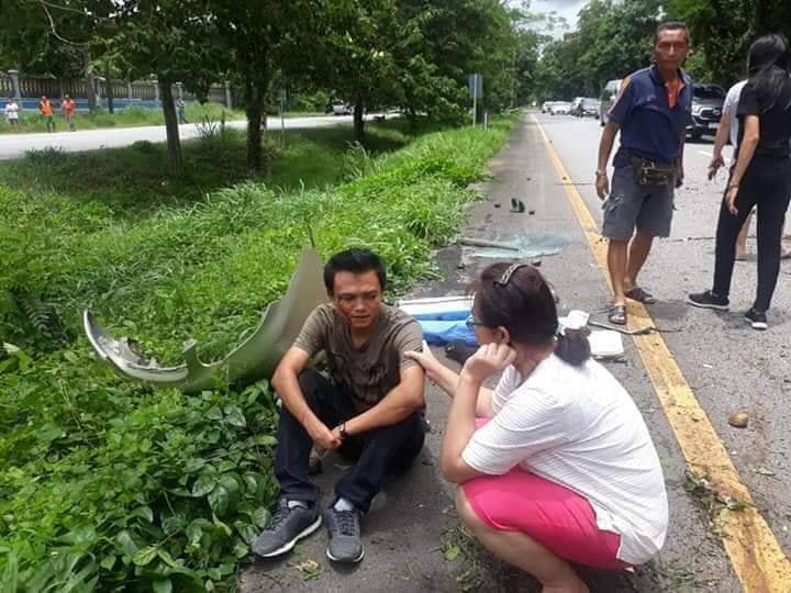 Đâm vào gốc cây, Toyota Corolla Altis bị bạt cả nóc, biến thành xe mui trần