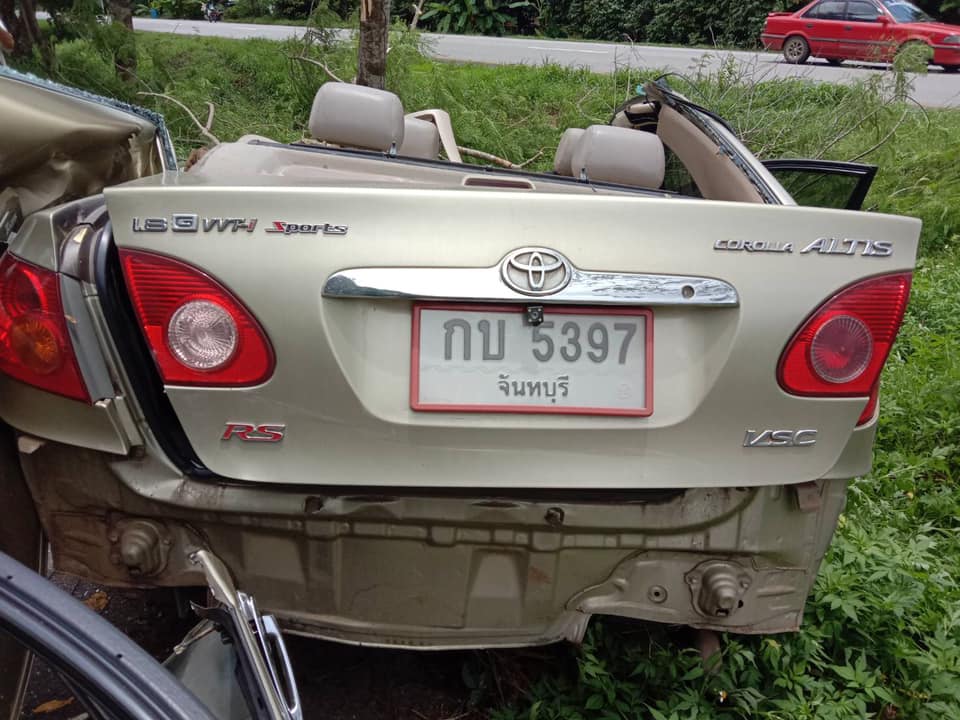 Đâm vào gốc cây, Toyota Corolla Altis bị bạt cả nóc, biến thành xe mui trần