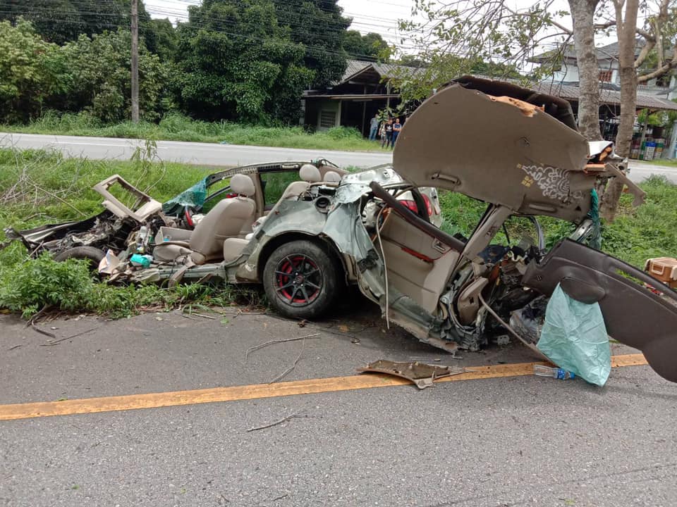 Đâm vào gốc cây, Toyota Corolla Altis bị bạt cả nóc, biến thành xe mui trần