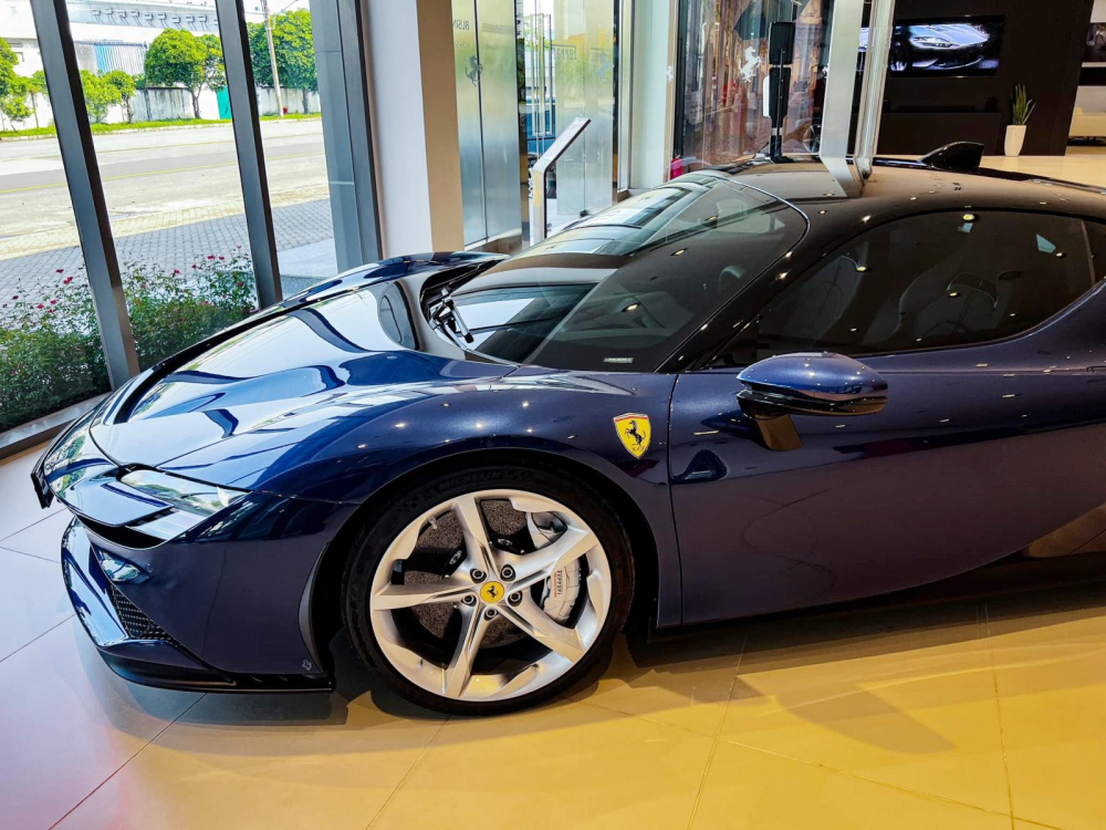 Sự thật về việc siêu xe Ferrari SF90 Stradale màu xanh mới về Việt Nam ...