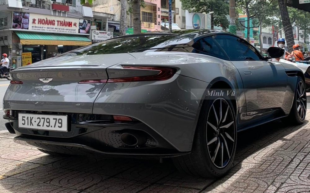 Cận cảnh Aston Martin DB11 sở hữu màu độc China Grey, mang biển số cặp ...