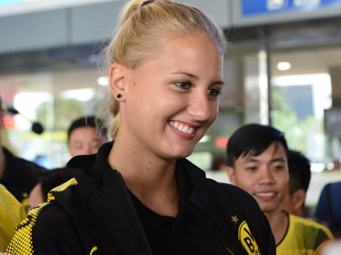 Julia Farr, nữ Huấn luyện viên Dortmund xinh như mộng vừa đến Việt Nam ...