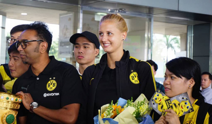 Julia Farr, nữ Huấn luyện viên Dortmund xinh như mộng vừa đến Việt Nam ...