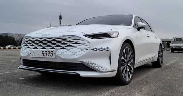 Ngắm hình ảnh "bằng xương, bằng thịt" của Kia K8 2022 tại bãi đỗ xe