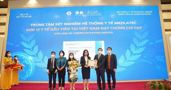 Thứ trưởng Bộ Y tế Trần Văn Thuấn trao chứng chỉ đạt tiêu chuẩn CAP cho ...