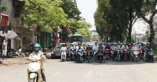 Có thể bạn chưa biết: Tránh nắng nóng mà đứng trong bóng râm chờ đèn đỏ ...